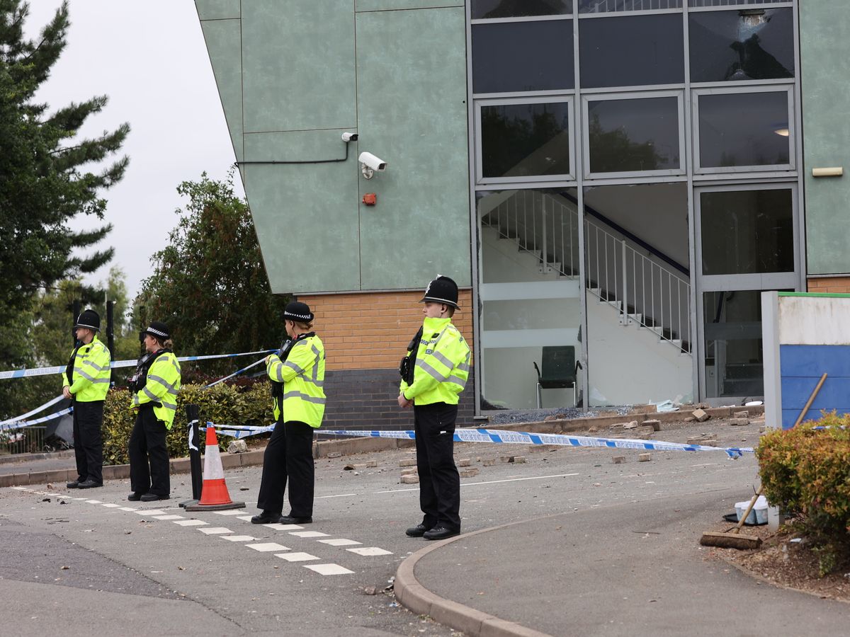 Police guard damaged Holiday Inn Express in Tamworth day after riots ...