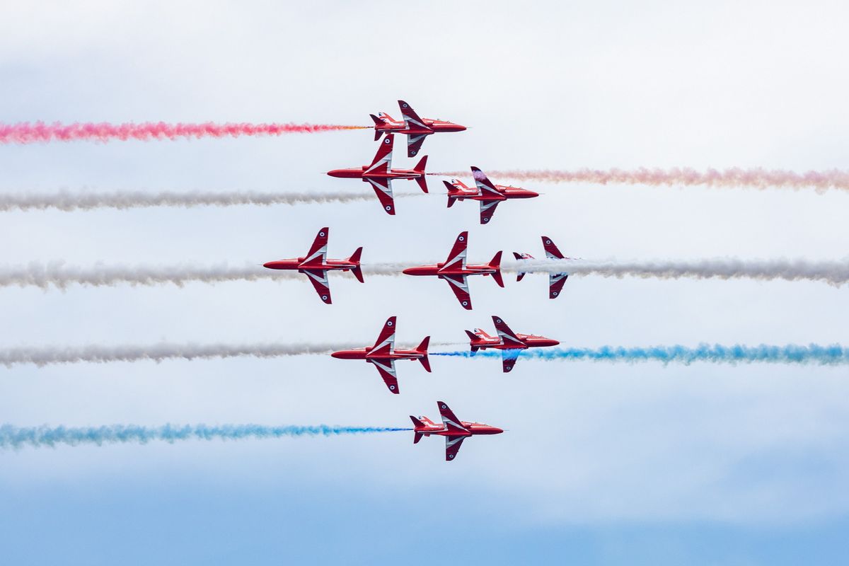 Incredible cockpit footage shows RAF Red Arrows display being polished ...
